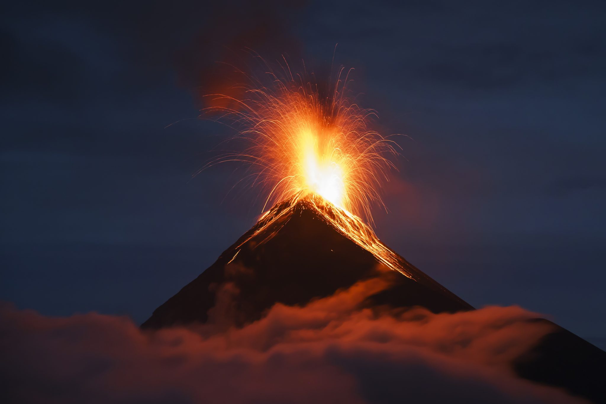 Ascension Majestueuse du Volcan Fuego au Guatemala